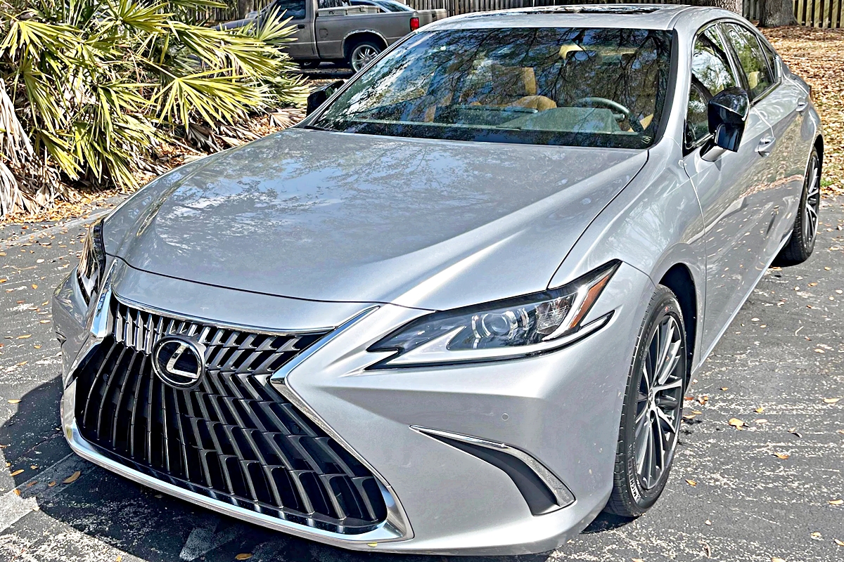 이 맛에 일본차 탑니다.. 렉서스 신형 ES, 벤츠 BMW 뺨 후려친 근황