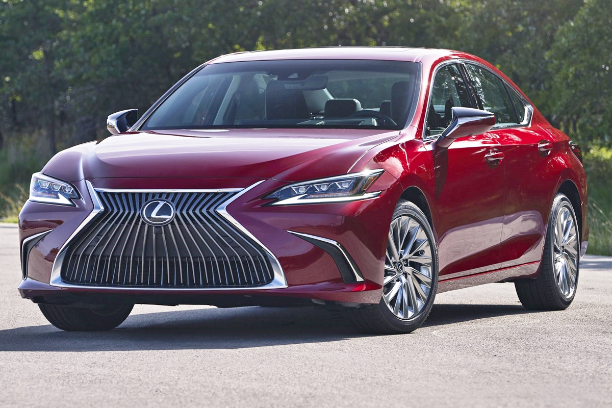 이 맛에 일본차 탑니다.. 렉서스 신형 ES, 벤츠 BMW 뺨 후려친 근황