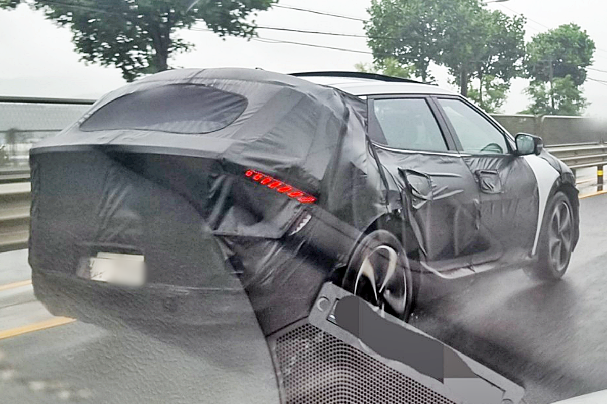 이걸 실물로.. 도로서 포착된 의문의 EV6 위장막, 그 정체 놀라웠죠