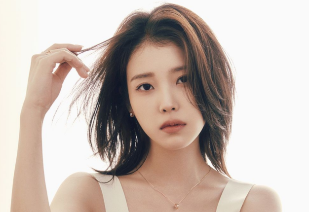 IU着用の「SIGNATURE J」が可愛すぎ♡ J.ESTINA新年キャンペーンで魅せるミニマル×ジュエリーの神コーデ - ケイのミューズ